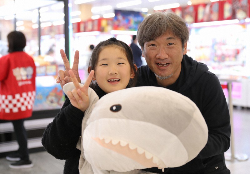 Giant 'mega crane' games with huge prizes popular at Japan arcades ...