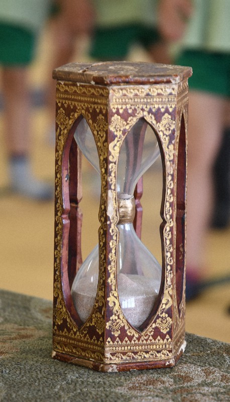 West Japan kids see 400-yr-old hourglass said to be gift from first ...