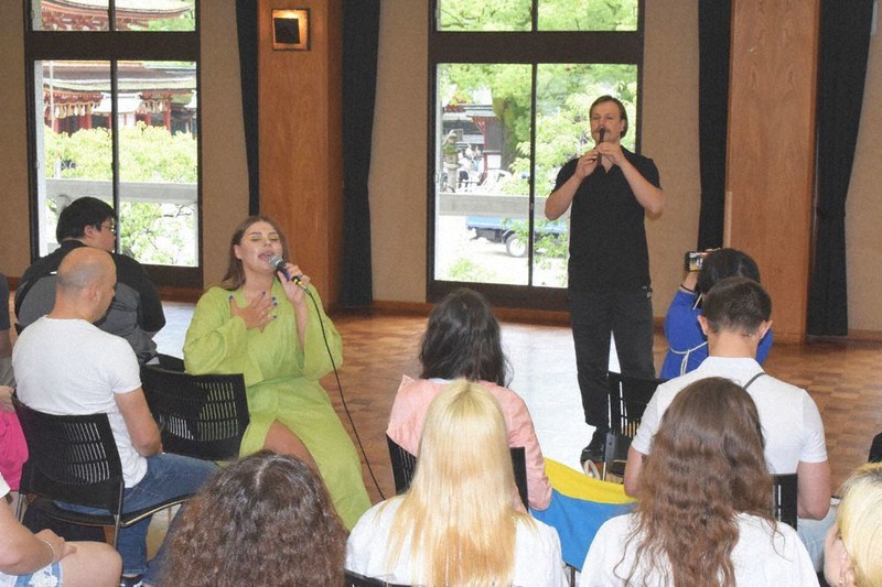 ウクライナの人気バンド「KAZKA」がコンサート 避難民ら励ます交流会も 太宰府 ／福岡 | 毎日新聞