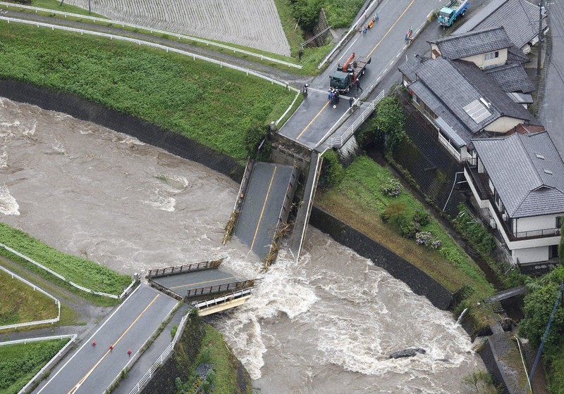 熊本大雨 氾濫、橋崩落 九州きょうも線状降水帯恐れ | 毎日新聞