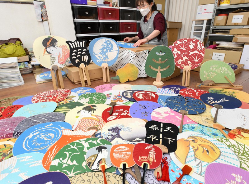 Kyoto fan production reaches peak with designs appealing to inbound ...