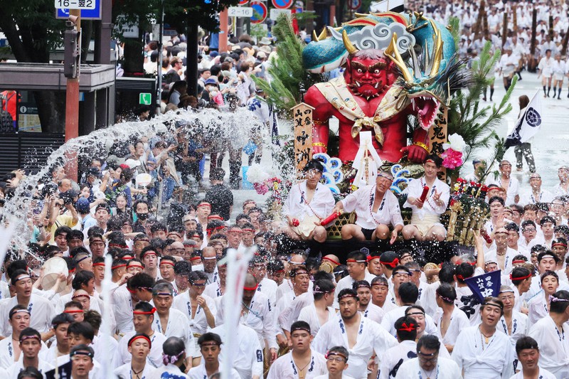 Floats race through central Fukuoka in lively Hakata Gion Yamakasa ...