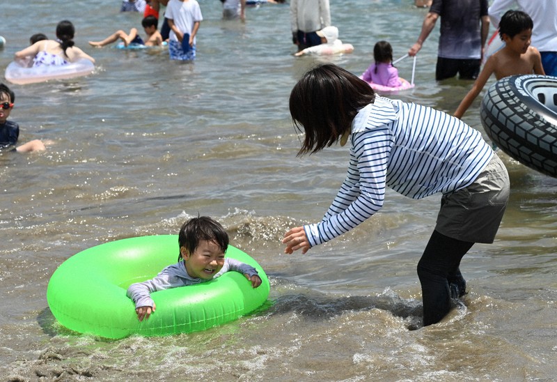 30度超えの海の日「気持ちいい」 宮城の海水浴場、歓声響く [写真特集1 6] 毎日新聞