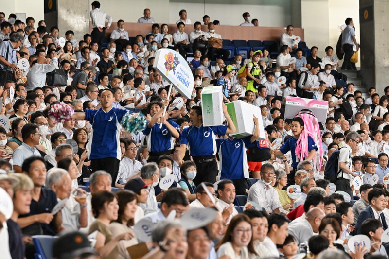 王子（春日井市）の応援団（準決勝）第94回都市対抗野球 [写真特集24/35] | 毎日新聞
