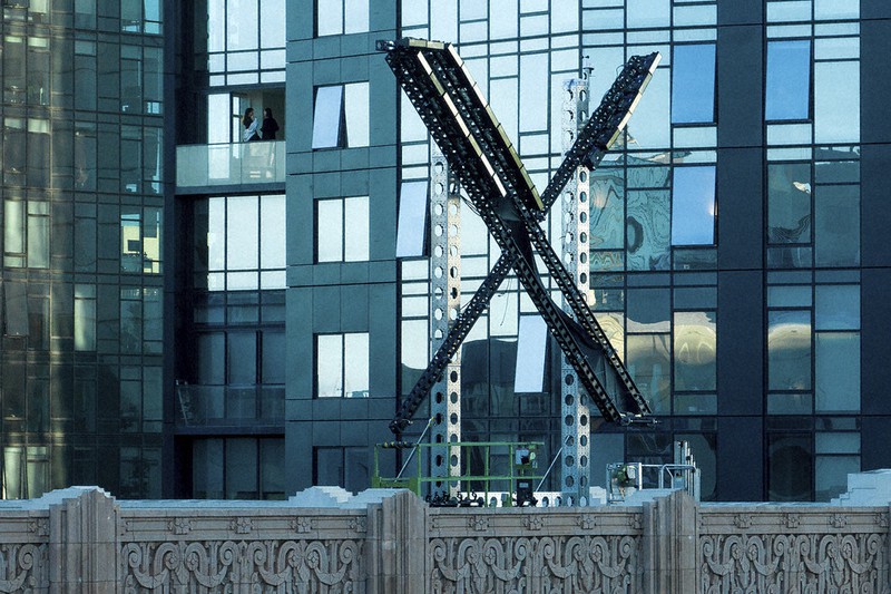 Brightly flashing 'X' sign removed from the San Francisco building that ...