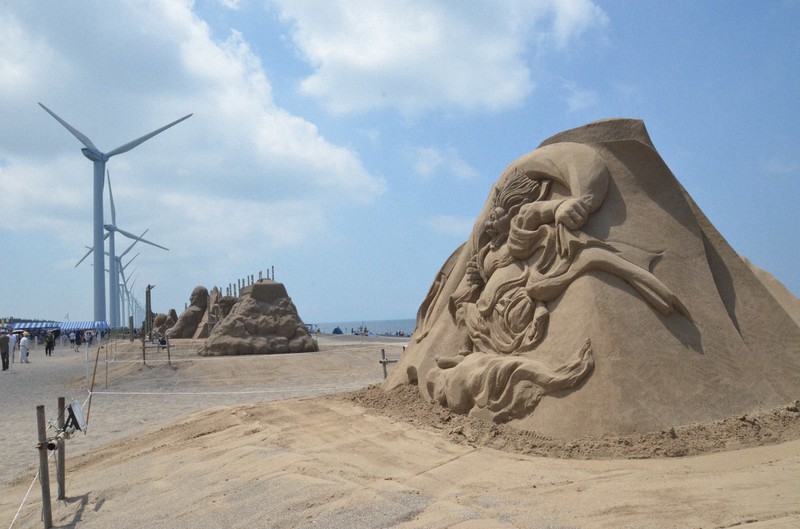 In Photos: Sculptors carve art from sand at north Japan beach - The ...