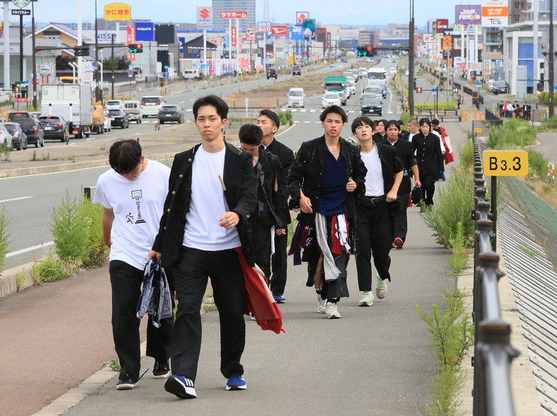 Traditional rough-and-tumble 'bankara' cheering culture thriving in ...
