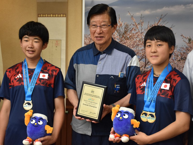 2 teen world jump rope champs from Japan report victory to governor ...