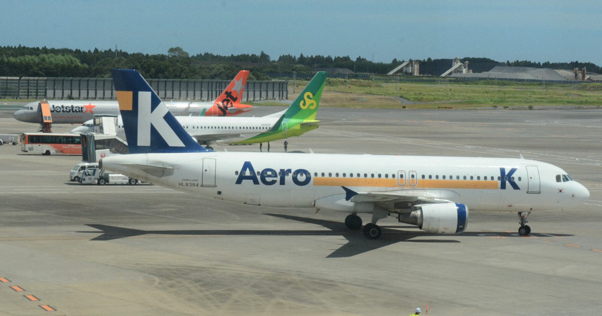 客室乗務員は白いスニーカー 韓国LCCのエアロKが成田に初就航 [写真特集4/4] | 毎日新聞