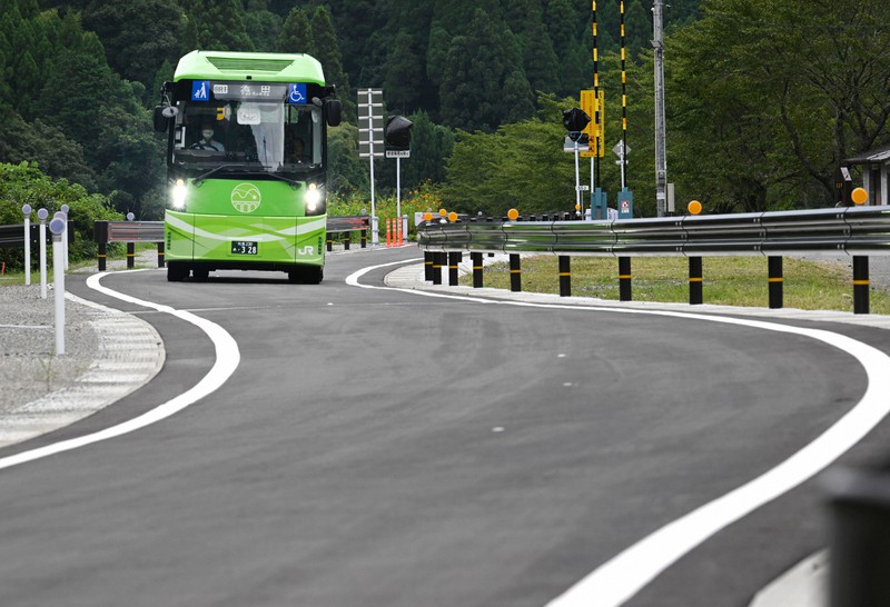 注目集めるBRT 路線バスより速く多く ローカル鉄道から転換も | 毎日新聞