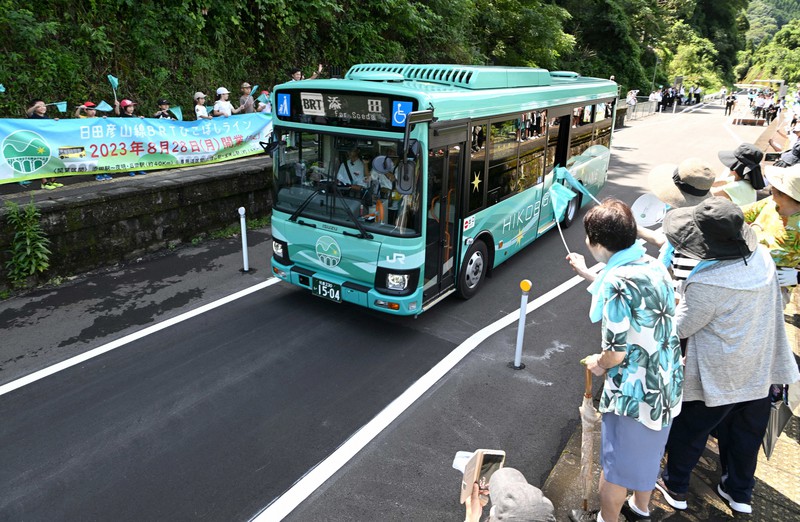 JR九州・日田彦山線 豪雨の被災区間でBRT開業 通学手段に期待 [写真特集1/7] | 毎日新聞