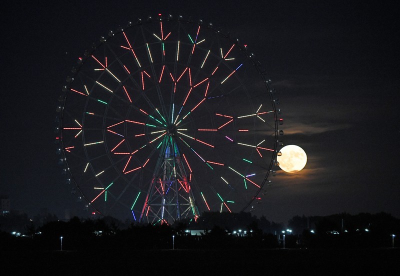 In Photos: Cloud-shaded blue supermoon appears in Tokyo - The Mainichi