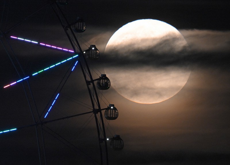 In Photos: Cloud-shaded blue supermoon appears in Tokyo - The Mainichi