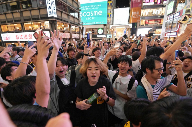 In Photos: Hanshin Tigers, fans celebrate winning Central League title ...