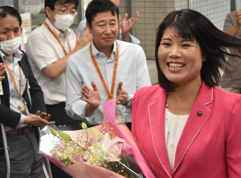 1st female mayor in Japan's Aichi Pref. starts work - The Mainichi