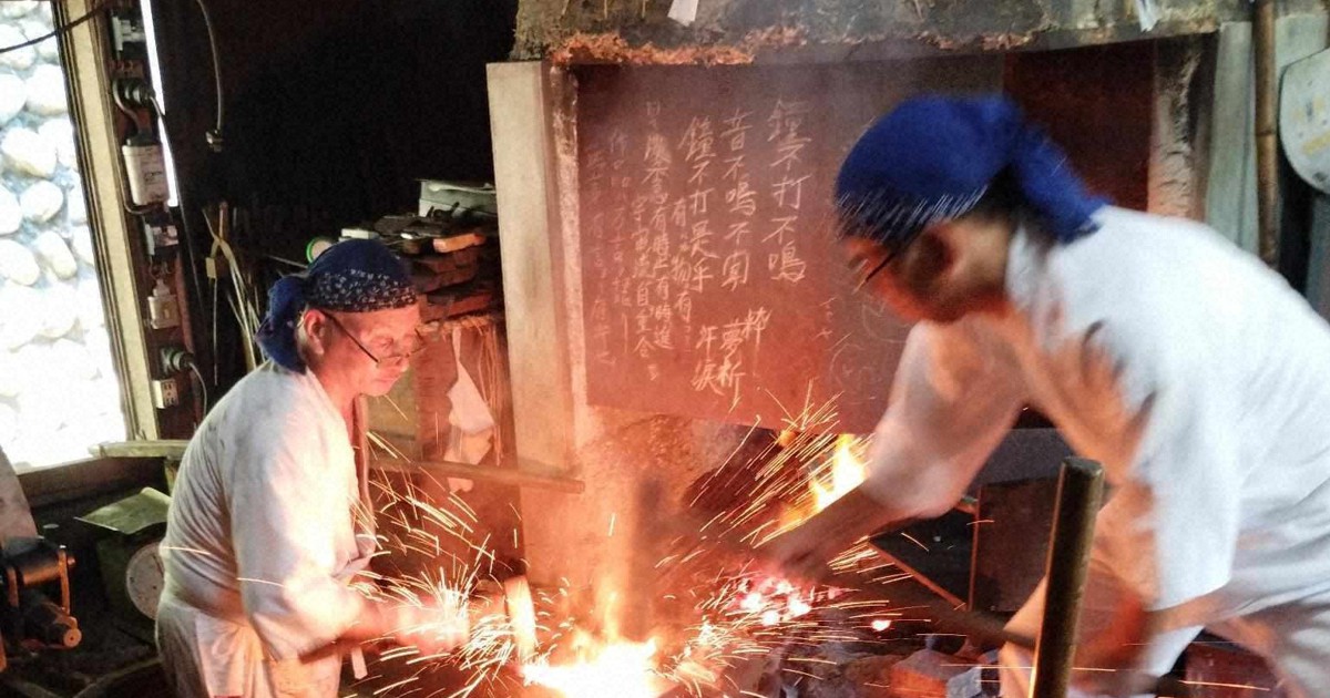 Hiroshima Pref. firm to welcome foreign visitors on Japanese blacksmithing tours - The Mainichi