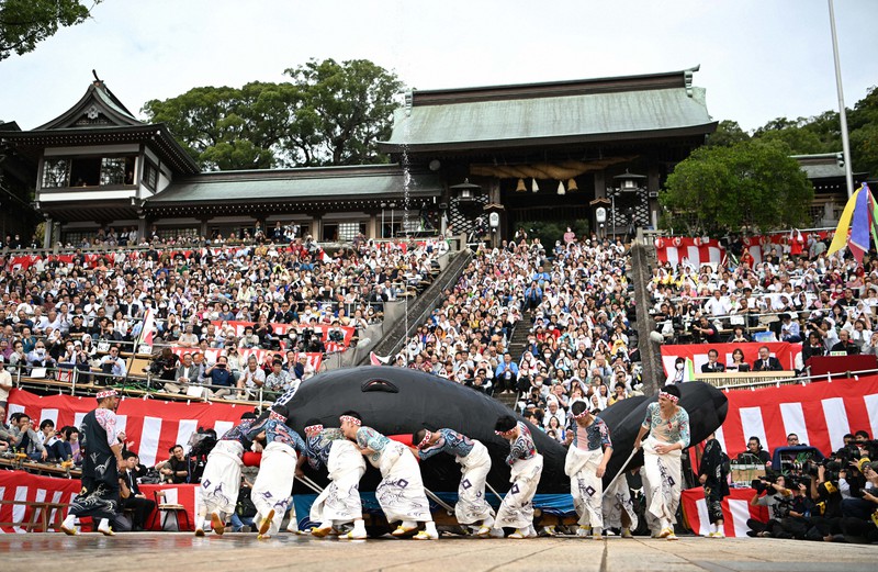 長崎くんち始まる 4年ぶりに奉納踊、県内外の観客を魅了 | 毎日新聞