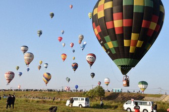 Foreign participants return to hot air balloon competition in southwest ...