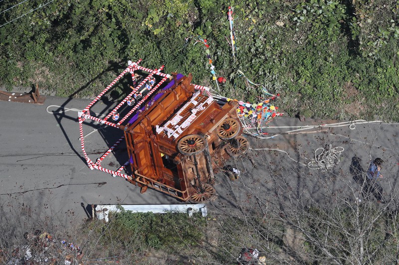 1 dead, 18 treated at hospital after festival float falls over in ...