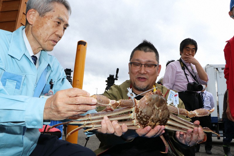 'Taste of winter': 1.2-kg snow crab sells for over $66k, new record for ...