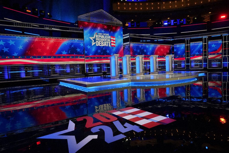 The third GOP debate begins with candidates competing on foreign policy ...
