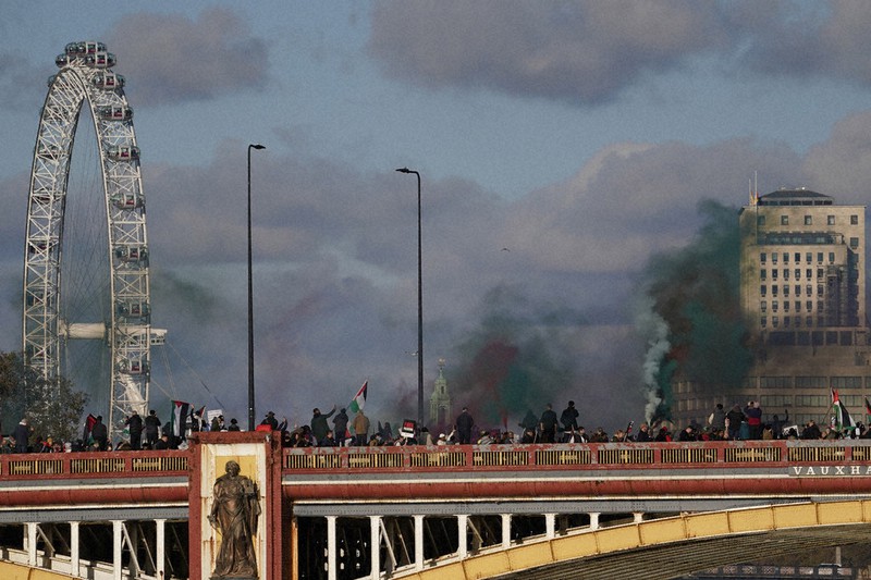 London pro-Palestinian march passes off peacefully but police clash ...