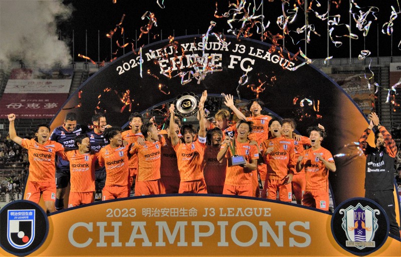 愛媛FC J3優勝、3年ぶりのJ2復帰 1-0で“伊予決戦”制す [写真特集3/5] | 毎日新聞