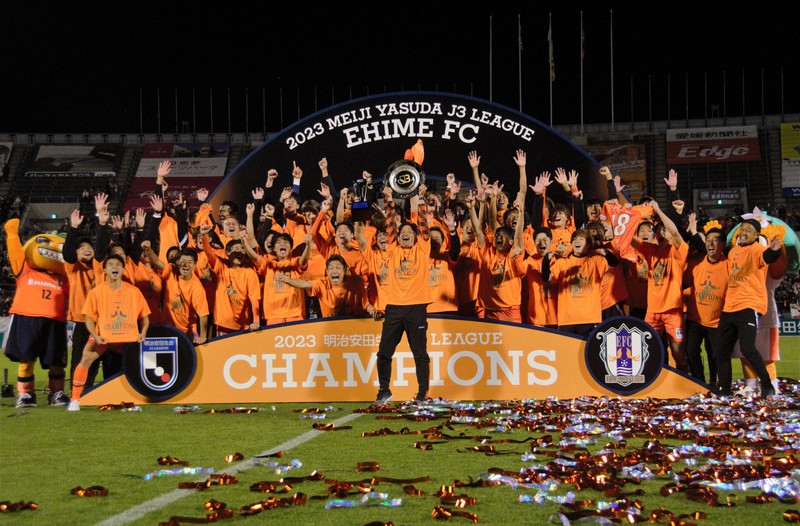 愛媛FC J3優勝、3年ぶりのJ2復帰 1-0で“伊予決戦”制す [写真特集5/5] | 毎日新聞