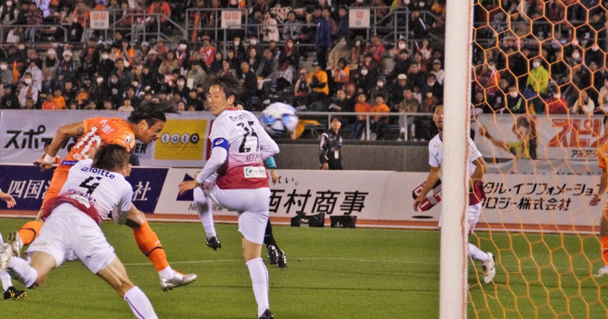 愛媛FC J3優勝、3年ぶりのJ2復帰 1-0で“伊予決戦”制す [写真特集4/5] | 毎日新聞