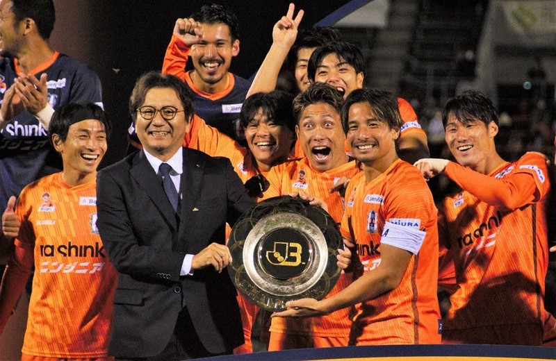 サッカー J3 “伊予決戦”制し初優勝 愛媛FC 3年ぶりJ2復帰 ／愛媛 | 毎日新聞