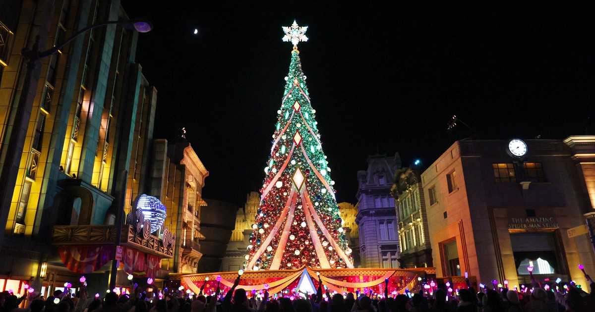 Japan Photo Journal: 30-meter-tall Christmas tree shines at USJ - The Mainichi