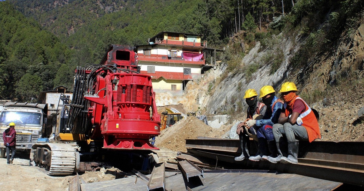 Digging to rescue 41 workers trapped in a collapsed tunnel in India ...