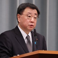 記者会見する松野博一官房長官＝首相官邸で2023年12月8日午前9時56分、猪飼健史撮影