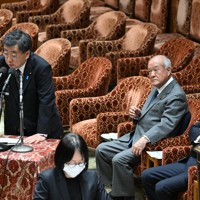 衆院予算委員会で立憲民主党の枝野幸男前代表の質問に答える松野博一官房長官（左）。手前右は岸田文雄首相＝国会内で2023年12月8日午前10時18分、竹内幹撮影