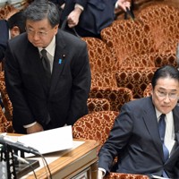 参院予算委員会で質疑を終え、一礼して退席する松野博一官房長官（左）。手前右は岸田文雄首相＝国会内で2023年12月8日午後2時38分、竹内幹撮影