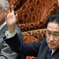 衆院予算委員会で立憲民主党の後藤祐一氏の質問に答えるため挙手する岸田文雄首相（右）＝国会内で2023年12月8日午前11時4分、竹内幹撮影