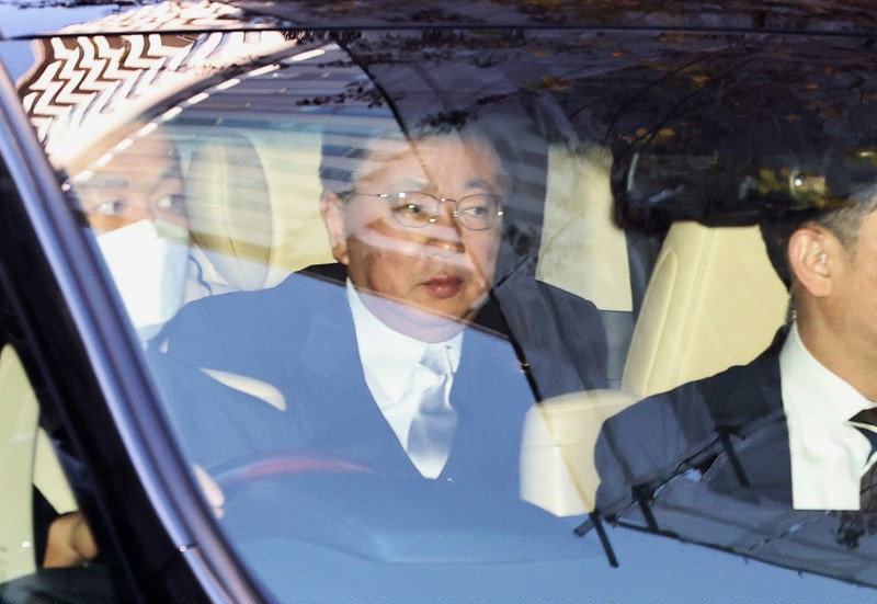 議員宿舎を出る松野博一官房長官（中央）＝東京都港区で2023年12月9日午前11時1分、玉城達郎撮影
