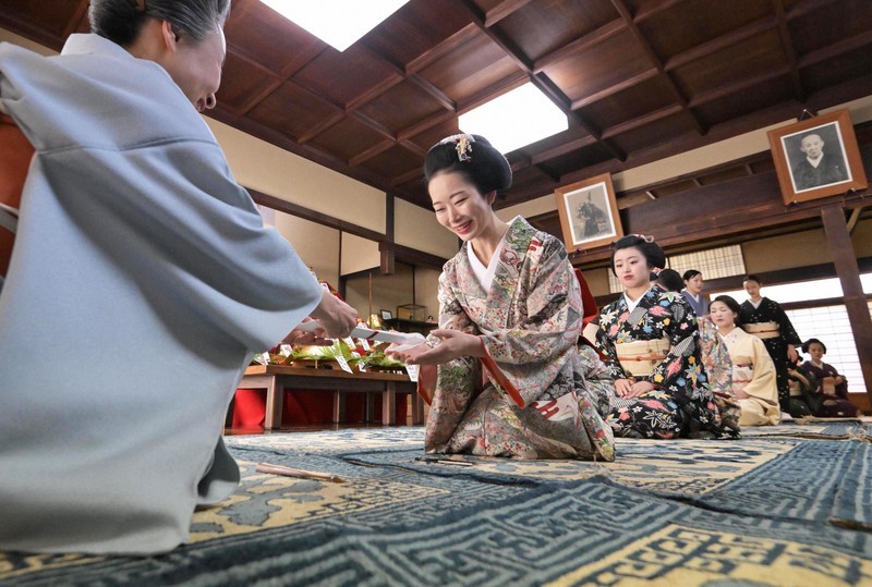 In Photos: Geisha, 'maiko' apprentices greet their teachers in pre-New ...