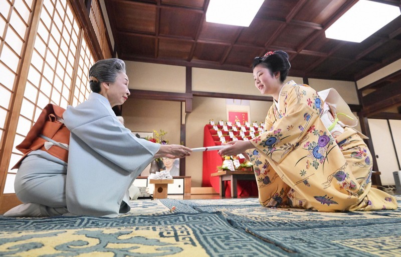In Photos: Geisha, 'maiko' apprentices greet their teachers in pre-New ...