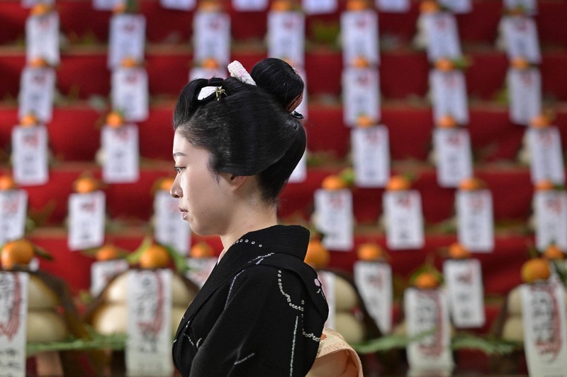 In Photos: Geisha, 'maiko' apprentices greet their teachers in pre-New ...