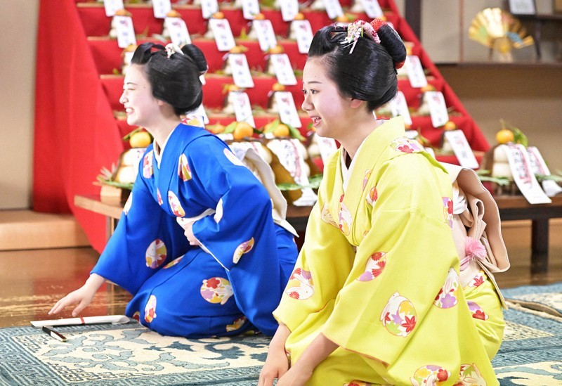 In Photos: Geisha, 'maiko' apprentices greet their teachers in pre-New ...
