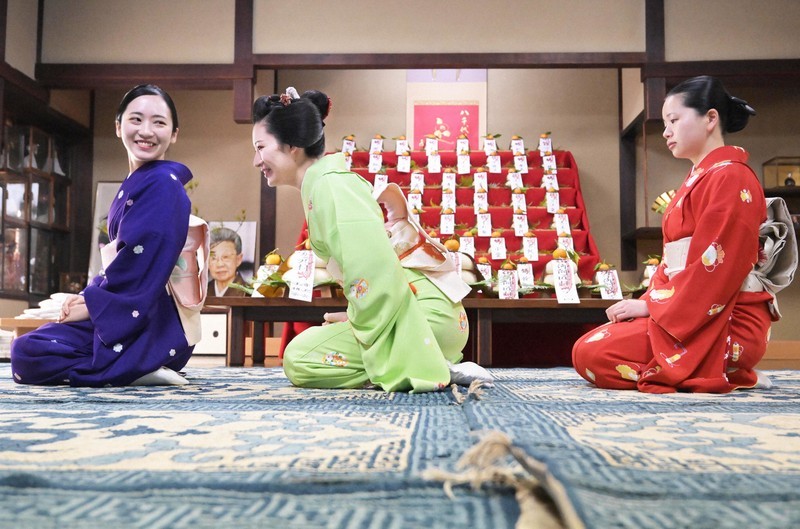 In Photos: Geisha, 'maiko' apprentices greet their teachers in pre-New ...