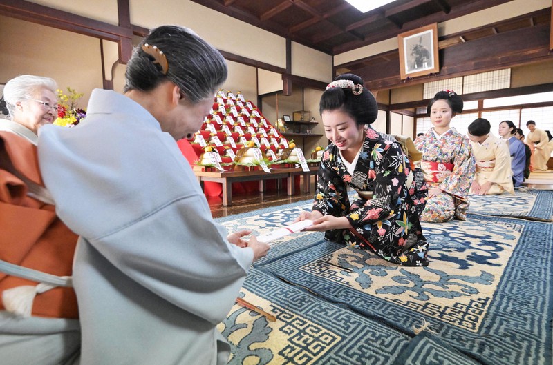 Geisha, young 'maiko' in Kyoto greet teachers in traditional year-end ...