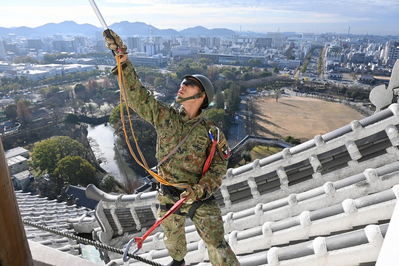 Japan GSDF dusts off Himeji Castle in 500-strong 'cleaning operation ...