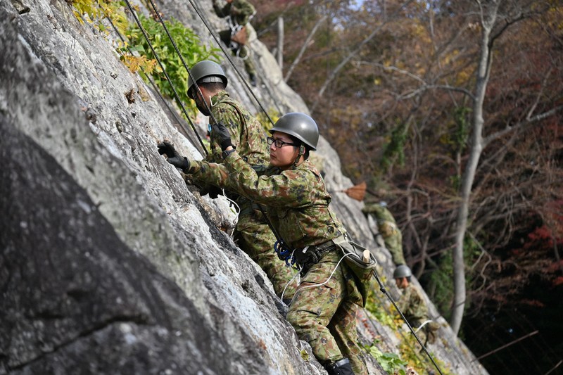 Japan GSDF dusts off Himeji Castle in 500-strong 'cleaning operation ...