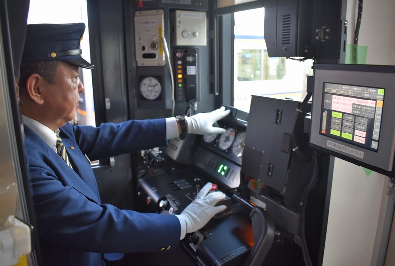'Level 2.5' self-driving train tested in west Japan in 1st for private ...