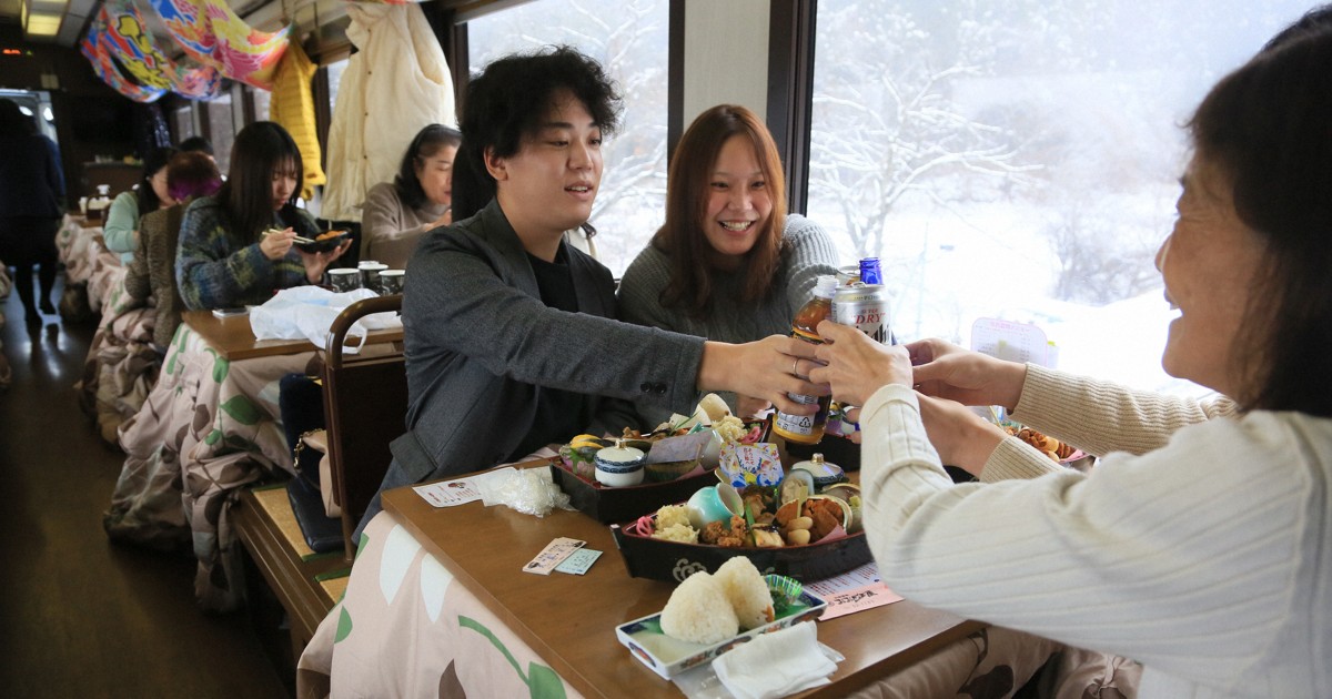 Sightseeing train with 'kotatsu' heated tables delights passengers in ...