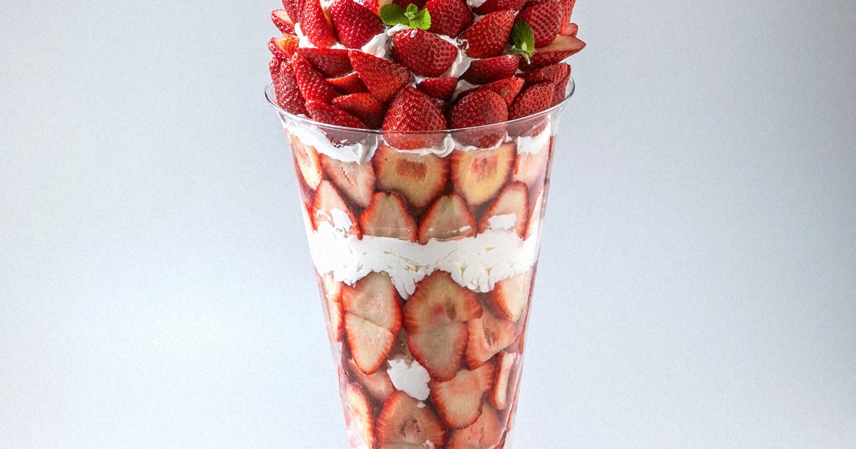 Months-long wait list for 5-kg parfaits with 100 strawberries at Japan ...