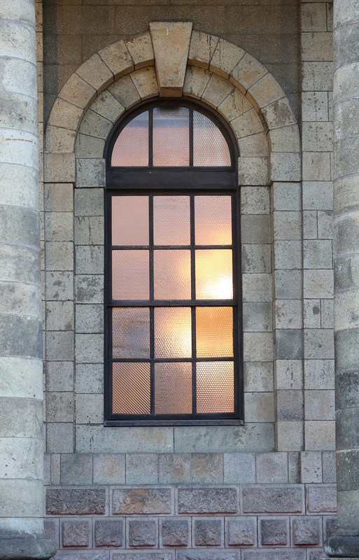 Retro Japan in Photos: Romanesque columns front ex-public hall in Osaka ...