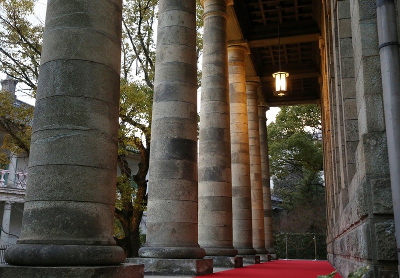 Retro Japan in Photos: Romanesque columns front ex-public hall in Osaka ...
